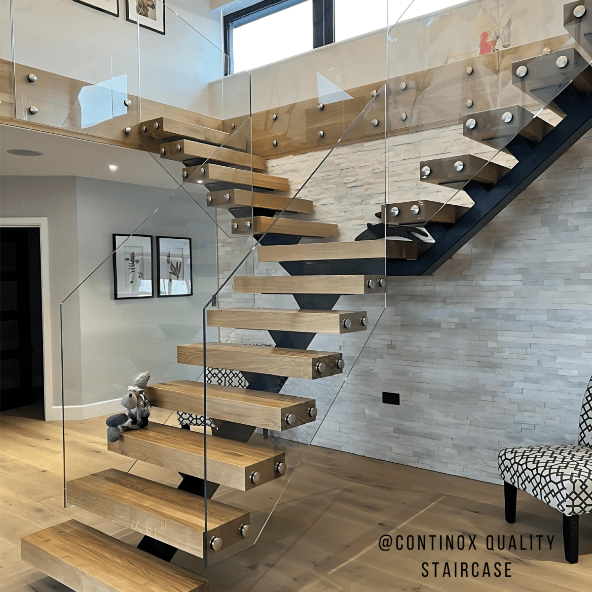 Contemporary Staircase: Balancing Elegance and Practical Functionality